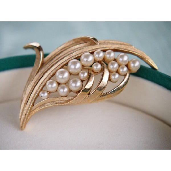 ★トリファリが得意とするパール＆ゴールドのアンティークブローチです。女性らしいデザインのトリファリブローチです。曲線を活かしたゴールドベースにパールが彩られて、とても柔らかい印象を残します。大きさも横56×縦33mmと大きすぎず、小さすぎず...
