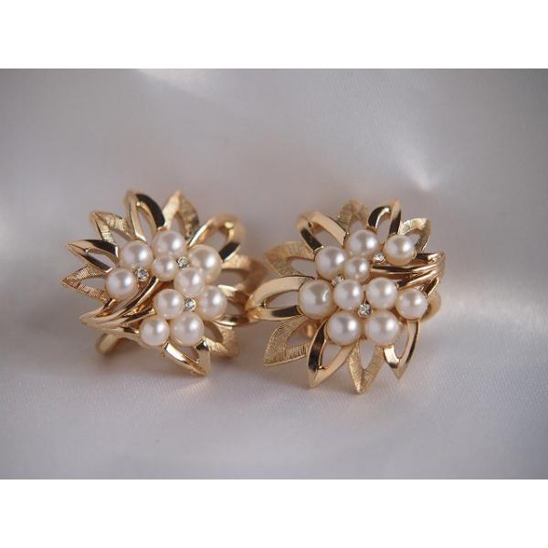 ★★トリファリが得意とするパールとゴールドカラーのアンティークイヤリングです。楓のようにも見えるデザインイヤリング。丸型なので可愛らしさがあり、またトリファリの得意な大人の上品さも持ち合わせています。得意のパールとゴールドの組み合わせ。いつ...