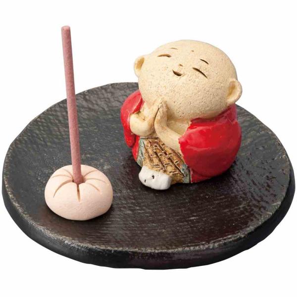 器族倶楽部は土の香りあふれるインテリア小物やうつわを集めたシリーズです。陶器の優しさが好きな方はぜひどうぞ♪お地蔵さまとお香の香りに癒やされてください。サイズ: 直径9.5×高さ5cm生産:日本手造りチップ付香皿の香玉は写真と異なる場合がご...