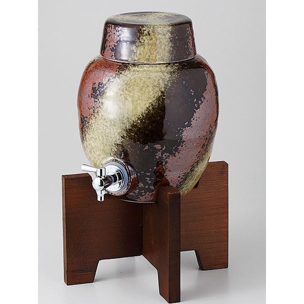 焼酎サーバーに焼酎と水を入れておくと攪拌され、焼酎がおいしくまろやかになります。また、時が経つにつれて味が変わってきます。焼酎好きならオリジナルブレンドをして自分好みのものを作り愉しむということもできます。次はこういう味で、次はこのブレンド...