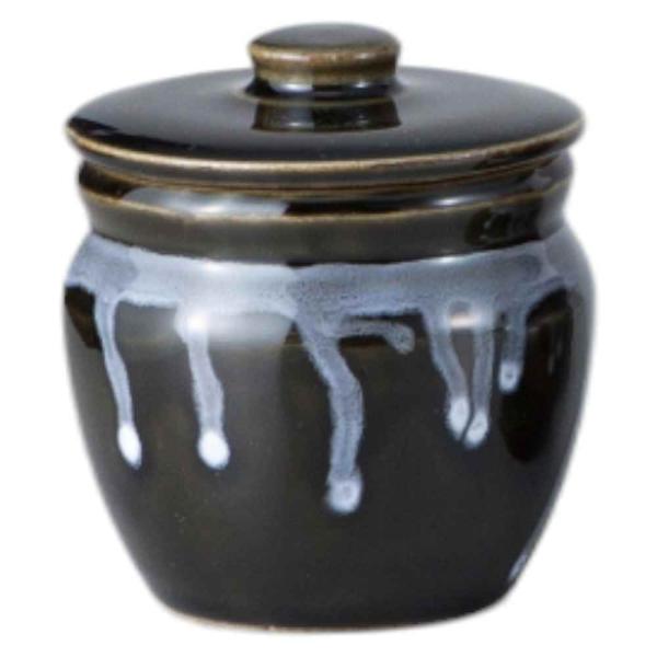 自家製の梅干しやキムチ、薬味などを小分けにして保存するのに便利な壺型の保存容器です。そのまま食卓に出せるデザイン性の高さが魅力。家庭用にはもちろん、ラーメン店さんなどの卓上漬物入れとしても人気の商品です。サイズ: 直径 8.6x高さ 9.5...