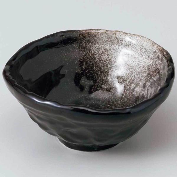 食卓で一工夫アクセントのある小鉢。小さめが故にどんなシーンにも合う個性ある器を。サイズ: 11x11x5.5cm生産:日本製こちらの商品は協同組合からの取り寄せ品となります。そのため、在庫有りとなっていても在庫約束するものではありません。業...