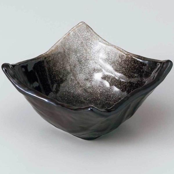 食卓で一工夫アクセントのある小鉢。小さめが故にどんなシーンにも合う個性ある器を。サイズ: 直径10.3x高さ10.3cm生産:日本製こちらの商品は協同組合からの取り寄せ品となります。そのため、在庫有りとなっていても在庫約束するものではありま...
