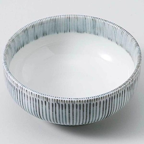 食卓で一工夫アクセントのある小鉢。小さめが故にどんなシーンにも合う個性ある器を。サイズ: 直径10.3x高さ4.5cm生産:日本製陶器こちらの商品は協同組合からの取り寄せ品となります。そのため、在庫有りとなっていても在庫約束するものではあり...