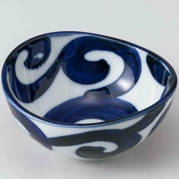 食卓で一工夫アクセントのある小鉢。小さめが故にどんなシーンにも合う個性ある器を。サイズ: 11x10.3x5cm生産:日本製こちらの商品は協同組合からの取り寄せ品となります。そのため、在庫有りとなっていても在庫約束するものではありません。業...