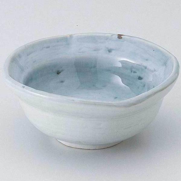 食卓で一工夫アクセントのある小鉢。小さめが故にどんなシーンにも合う個性ある器を。サイズ: 9x9x4cm生産:日本製こちらの商品は協同組合からの取り寄せ品となります。そのため、在庫有りとなっていても在庫約束するものではありません。業務用で大...