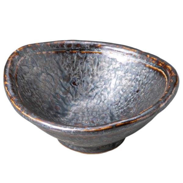 小鉢よりも小さい器に小付やミニ鉢などがございます。醤油皿、珍味鉢など、小さくても食卓を彩る器です。サイズ: 9.5×8.5×高さ 4cm生産:日本製※ご注文に関する注意事項※陶器の性質上、窯の温度や湿度や釉薬のかかり具合によって色やサイズな...