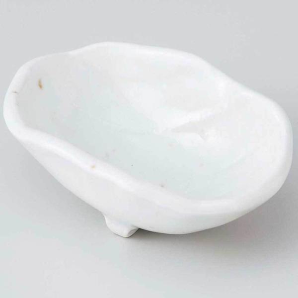 小鉢よりも小さい器に小付やミニ鉢などがございます。醤油皿、珍味鉢など、小さくても食卓を彩る器です。サイズ: 10x6.8x3.8cm生産:日本製こちらの商品は協同組合からの取り寄せ品となります。そのため、在庫有りとなっていても在庫約束するも...