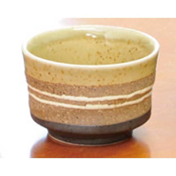 昔からの日本酒の徳利、ぐい呑みとは違う現代美術の融合したモダンなデザインで飲むお酒は格別かも！自分の好きなデザインでちびちびと飲むお酒は堪りませんね♪サイズ: 直径6x高さ4cm生産:日本 瀬戸焼陶器こちらは取り寄せ品です。通常1〜4日程度...