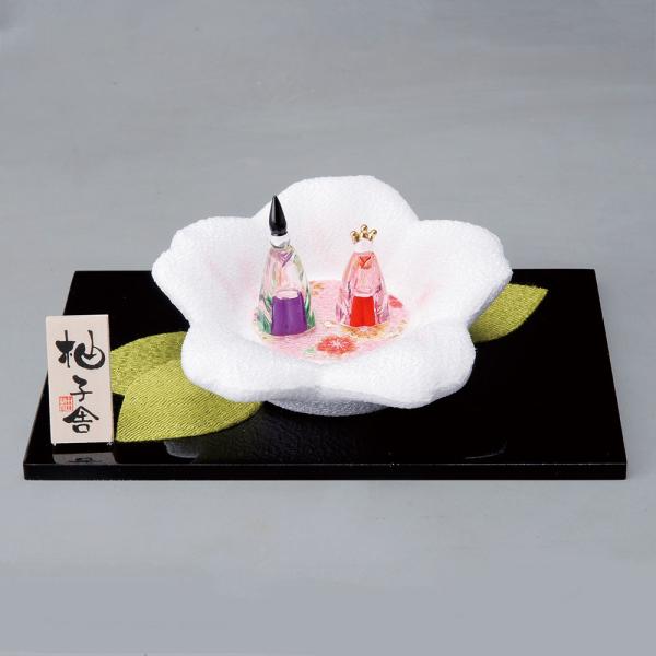 ガラス製の雛人形です。雛祭りにマンションやアパートなどで大きなひな壇を飾ることができない方、また玄関先にちょっと飾りたいという方などに特にお勧めです。ひな祭りなどの思いではお子さんはずっと残ります。かわいい陶器のひな人形をみせて和心のある素...