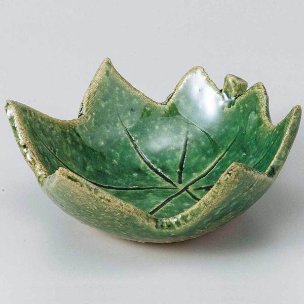 小鉢よりも小さい器に小付やミニ鉢などがございます。醤油皿、珍味鉢など、小さくても食卓を彩る器です。サイズ: 8x9x3.2cm生産:日本製陶器こちらの商品は協同組合からの取り寄せ品となります。そのため、在庫有りとなっていても在庫約束するもの...