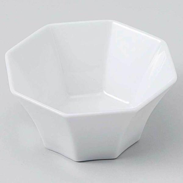 小鉢よりも小さい器に小付やミニ鉢などがございます。醤油皿、珍味鉢など、小さくても食卓を彩る器です。サイズ: 7.2x7.2x3.6cm生産:日本製こちらの商品は協同組合からの取り寄せ品となります。そのため、在庫有りとなっていても在庫約束する...