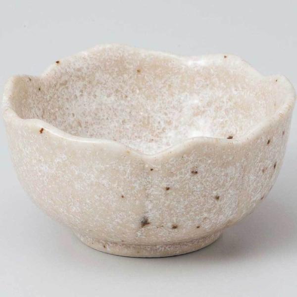 小鉢よりも小さい器に小付やミニ鉢などがございます。醤油皿、珍味鉢など、小さくても食卓を彩る器です。サイズ: 直径6.5x高さ3.5cm生産:日本製こちらの商品は協同組合からの取り寄せ品となります。そのため、在庫有りとなっていても在庫約束する...