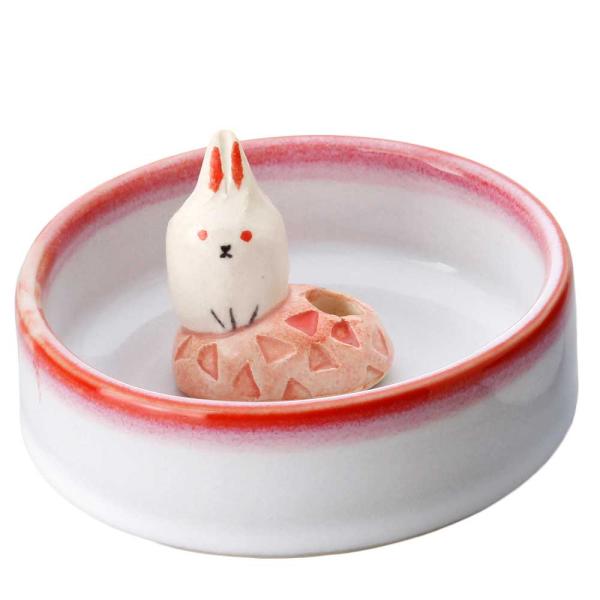 好きな香りのする空間は癒やしの聖域です。お部屋の雰囲気に合わせてお好きなものをご利用ください。ミニ花器としてご利用の際は器に水を張り、動物部分の穴に華の小枝を刺し、花を飾ります。サイズ: 兎:幅4 x 高さ4.5cm・受皿・直径9 x 高さ...