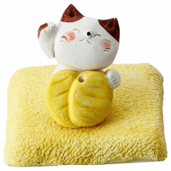 可愛い招き猫と、お香の香りに癒やされる空間、ステキですね。サイズ: 本体高さ5x幅4cm 台寸6.5x6.5cm生産:日本重さ:120gトムソン箱こちらの商品は取り寄せ品のためご注文後に完売や欠品のお知らせをする場合がございます。