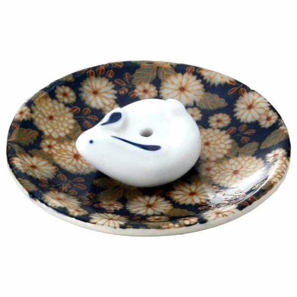 雅なお皿に真っ白なうさぎ。和のテイストを押し出した香皿、香立てです。癒やしの空間を作り上げて楽しみましょう。サイズ: 高さ2x幅4.5cm 皿寸:直径9.5cm生産:日本重さ:115gトムソン箱こちらの商品は取り寄せ品のためご注文後に完売や...