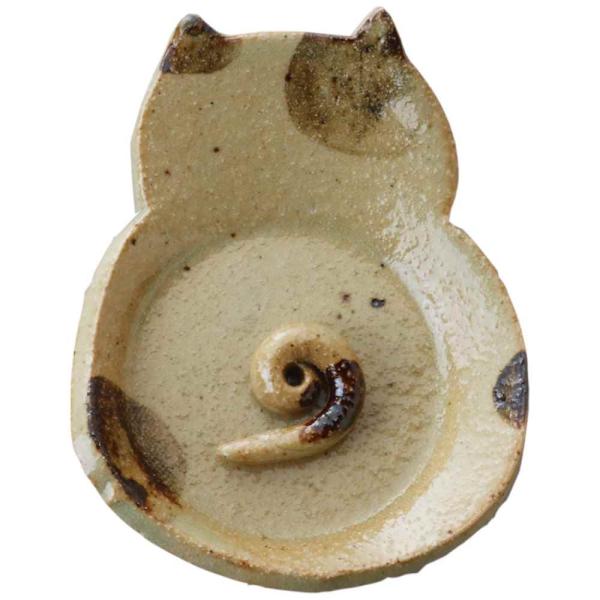 後ろ姿が可愛い猫の香皿です。しっぽで上手に香を立ててくださいね。サイズ: 幅7.5cmx奥行9.5cmx高さ1cm生産:日本陶器50gトムソン箱こちらの商品は取り寄せ品のためご注文後に完売や欠品のお知らせをする場合がございます。