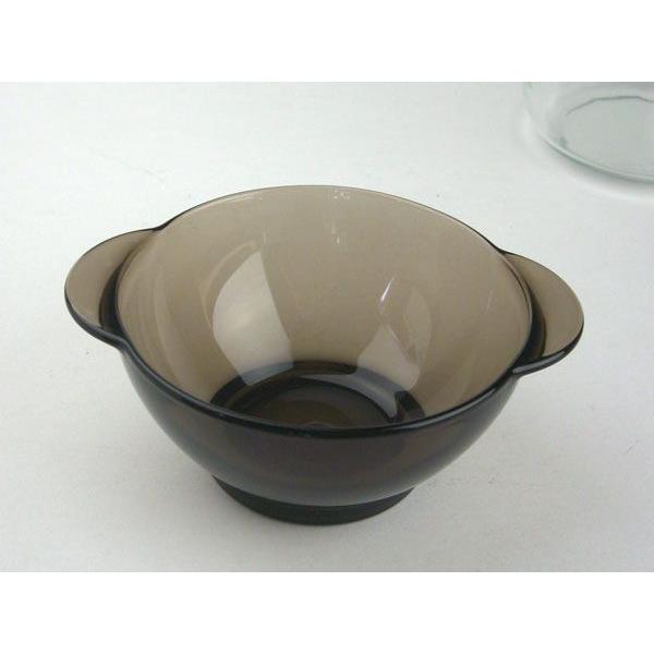 熱湯・レンジ・食洗器OKのデュラレックス(DURALEX)社のガラスです。おしゃれなスモークカラーの両手つきボウルです。スープやサラダに、おかず用にと扱いやすい大きさです。両手つきなので、熱いものを入れても、レンジで加熱しても持ちやすい！ク...