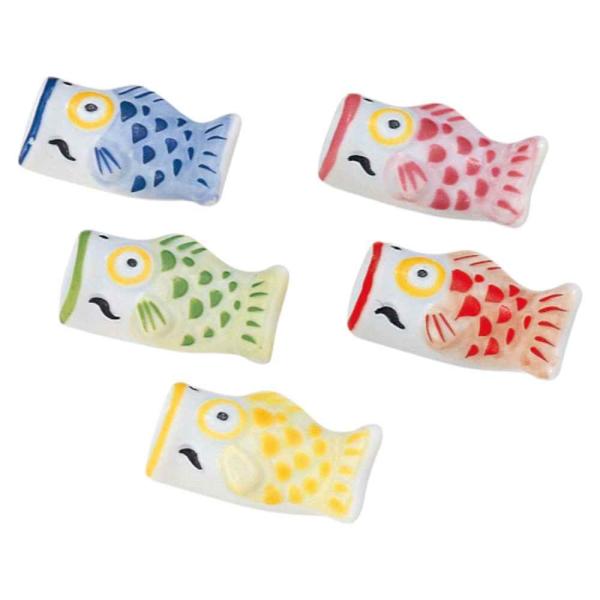 端午の節句。陶器の五月人形です。マンションやアパートなどで、大きな鯉のぼりや鎧兜や人形を飾ることができない方、また玄関先にちょっと飾りたいという方などに特にお勧めです。自宅用にももちろん、プレゼントとして贈り物にしても喜ばれると思います。と...