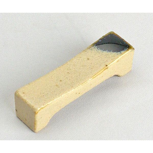 シンプルだけどあると嬉しい箸置きです。価格が安いのも魅力ですね。業務用にもたくさん利用いただいている飽きの来ない一品です。サイズ：6×1.5×高さ 1.6cm生産：国内 美濃焼こちらの商品はアウトレット品も含みます。色合い・形など掲載写真の...