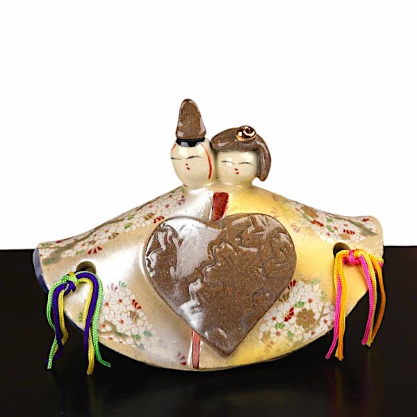 人形師さんが1つずつ手造りで作成した小さな陶器のひな人形です。優しさと暖かさを感じることができる人形師さんのひな人形は春の桃の節句にもぴったり。玄関や床の間など季節を感じるインテリアとして飾っても家中がほんわかした雰囲気になりますよ。サイズ...