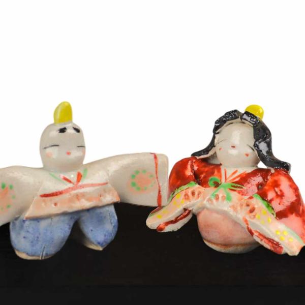人形師さんが1つずつ手造りで作成した小さな陶器のひな人形です。優しさと暖かさを感じることができる人形師さんのひな人形は春の桃の節句にもぴったり。玄関や床の間など季節を感じるインテリアとして飾っても家中がほんわかした雰囲気になりますよ。サイズ...