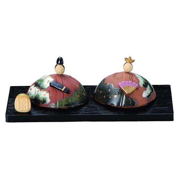 陶器の雛人形です。雛祭りにマンションやアパートなどで大きなひな壇を飾ることができない方、また玄関先にちょっと飾りたいという方などに特にお勧めです。ひな祭りなどの思いではお子さんはずっと残ります。かわいい陶器のひな人形をみせて和心のある素敵な...