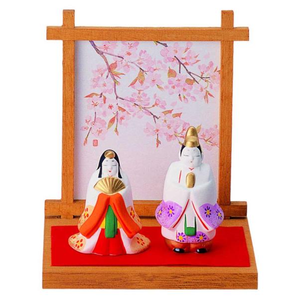 陶器の雛人形です。マンションやアパートなどにお住まいで大きな雛壇はいらないという方、また玄関先にちょっと飾りたいという方に特にお勧めです。ひな祭りの思い出はお子さんの心にずっと残ります。かわいいガラスのひな人形で、和心のある素敵な日にしてあ...