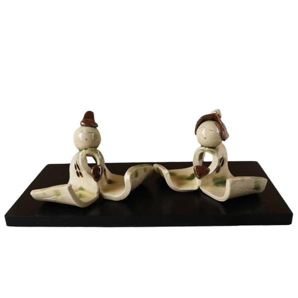 陶器の雛人形です。雛祭りにマンションやアパートなどで大きなひな壇を飾ることができない方、また玄関先にちょっと飾りたいという方などに特にお勧めです。ひな祭りなどの思いではお子さんはずっと残ります。かわいい陶器のひな人形をみせて和心のある素敵な...