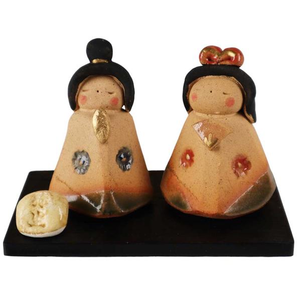 人形師さんが1つずつ手造りで作成した小さな陶器のひな人形です。優しさと暖かさを感じることができる人形師さんのひな人形は春の桃の節句にもぴったり。玄関や床の間など季節を感じるインテリアとして飾っても家中がほんわかした雰囲気になりますよ。サイズ...