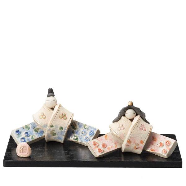 陶器の雛人形です。雛祭りにマンションやアパートなどで大きなひな壇を飾ることができない方、また玄関先にちょっと飾りたいという方などに特にお勧めです。ひな祭りなどの思いではお子さんはずっと残ります。かわいい陶器のひな人形をみせて和心のある素敵な...