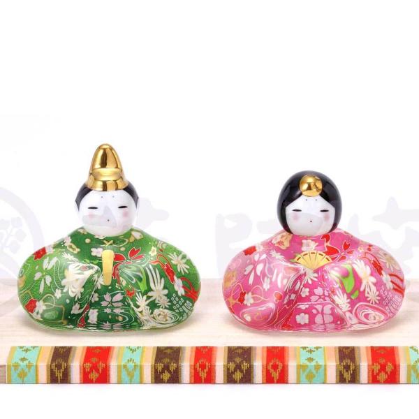 【発売日：2024年03月05日】陶器の雛人形です。マンションやアパートなどにお住まいで大きな雛壇はいらないという方、また玄関先にちょっと飾りたいという方に特にお勧めです。ひな祭りの思い出はお子さんの心にずっと残ります。かわいいガラスのひな...