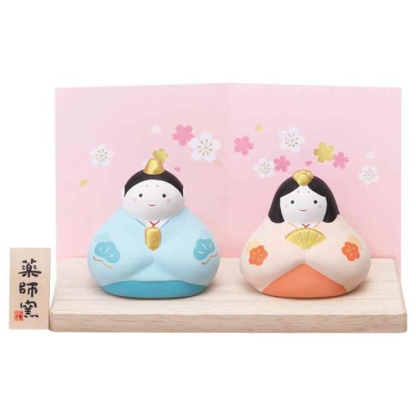 陶器の雛人形です。マンションやアパートなどにお住まいで大きな雛壇はいらないという方、また玄関先にちょっと飾りたいという方に特にお勧めです。ひな祭りの思い出はお子さんの心にずっと残ります。かわいいガラスのひな人形で、和心のある素敵な日にしてあ...