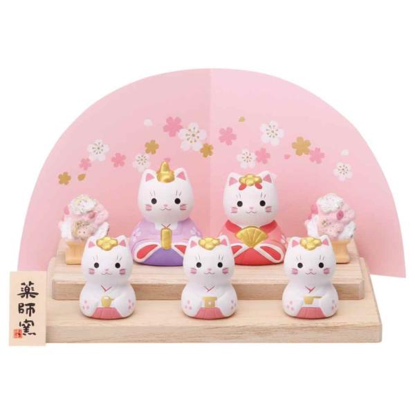 陶器の雛人形です。マンションやアパートなどにお住まいで大きな雛壇はいらないという方、また玄関先にちょっと飾りたいという方に特にお勧めです。ひな祭りの思い出はお子さんの心にずっと残ります。かわいいガラスのひな人形で、和心のある素敵な日にしてあ...