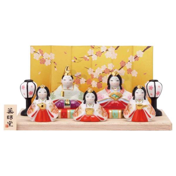 陶器の雛人形です。マンションやアパートなどにお住まいで大きな雛壇はいらないという方、また玄関先にちょっと飾りたいという方に特にお勧めです。ひな祭りの思い出はお子さんの心にずっと残ります。かわいいガラスのひな人形で、和心のある素敵な日にしてあ...