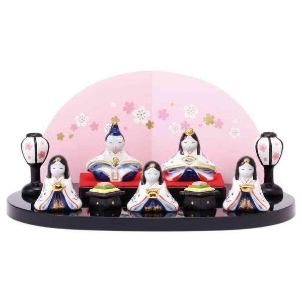 陶器の雛人形です。マンションやアパートなどにお住まいで大きな雛壇はいらないという方、また玄関先にちょっと飾りたいという方に特にお勧めです。ひな祭りの思い出はお子さんの心にずっと残ります。かわいいガラスのひな人形で、和心のある素敵な日にしてあ...