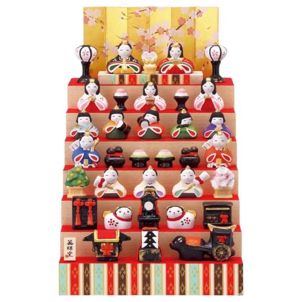 陶器の雛人形です。マンションやアパートなどにお住まいで大きな雛壇はいらないという方、また玄関先にちょっと飾りたいという方に特にお勧めです。ひな祭りの思い出はお子さんの心にずっと残ります。かわいいガラスのひな人形で、和心のある素敵な日にしてあ...