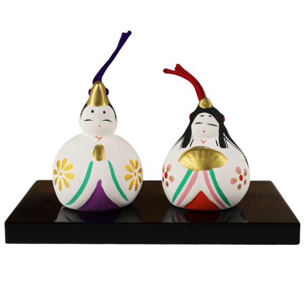 陶器の雛人形です。マンションやアパートなどにお住まいで大きな雛壇はいらないという方、また玄関先にちょっと飾りたいという方に特にお勧めです。ひな祭りの思い出はお子さんの心にずっと残ります。かわいいガラスのひな人形で、和心のある素敵な日にしてあ...