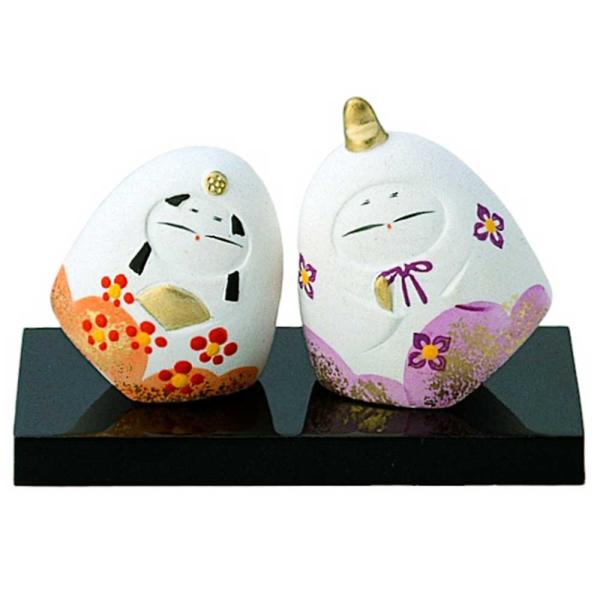 陶器の雛人形です。マンションやアパートなどにお住まいで大きな雛壇はいらないという方、また玄関先にちょっと飾りたいという方に特にお勧めです。ひな祭りの思い出はお子さんの心にずっと残ります。かわいいガラスのひな人形で、和心のある素敵な日にしてあ...