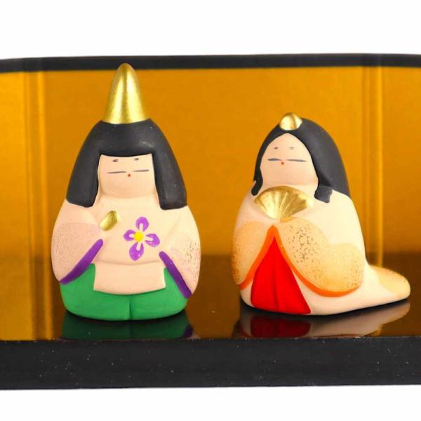 陶器の雛人形です。マンションやアパートなどにお住まいで大きな雛壇はいらないという方、また玄関先にちょっと飾りたいという方に特にお勧めです。ひな祭りの思い出はお子さんの心にずっと残ります。かわいいガラスのひな人形で、和心のある素敵な日にしてあ...