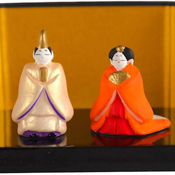 陶器の雛人形です。マンションやアパートなどにお住まいで大きな雛壇はいらないという方、また玄関先にちょっと飾りたいという方に特にお勧めです。ひな祭りの思い出はお子さんの心にずっと残ります。かわいいガラスのひな人形で、和心のある素敵な日にしてあ...