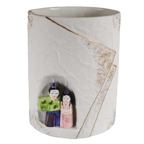 陶器の雛人形です。マンションやアパートなどにお住まいで大きな雛壇はいらないという方、また玄関先にちょっと飾りたいという方に特にお勧めです。ひな祭りの思い出はお子さんの心にずっと残ります。かわいいガラスのひな人形で、和心のある素敵な日にしてあ...