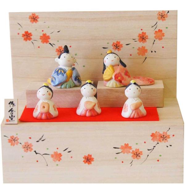 【発売日：2022年12月20日】人形師さんの手造りでできた、陶器の雛人形です。スタジオRRさんのおひな様は上絵の鮮やかさと優しい絵付けが特徴です。釉薬のぽってり感がほのぼのとした温かさを演出しています。サイズ: 高さ5 x 5cm 高さ4...