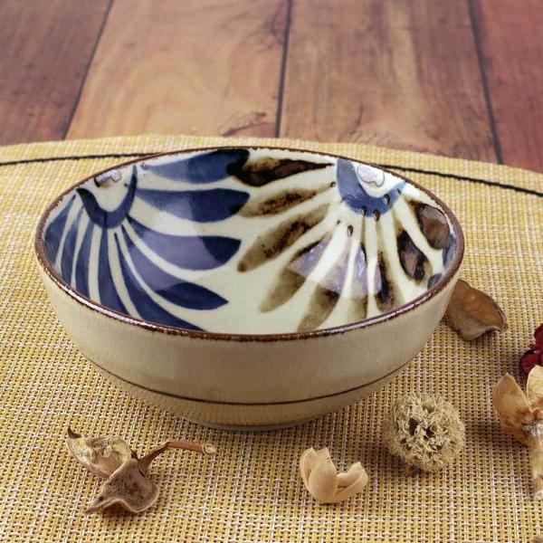 自然をイメージした手描き調のモチーフがあたたかな雰囲気を醸し出す、「民彩」シリーズ。土の持つぬくもりと素朴な色づかいが私たちの毎日にさりげなくなじみます。サイズ: 直径13.6×5.4ｃｍ生産:日本 美濃焼陶器おうちごはんを家族みんなでもっ...