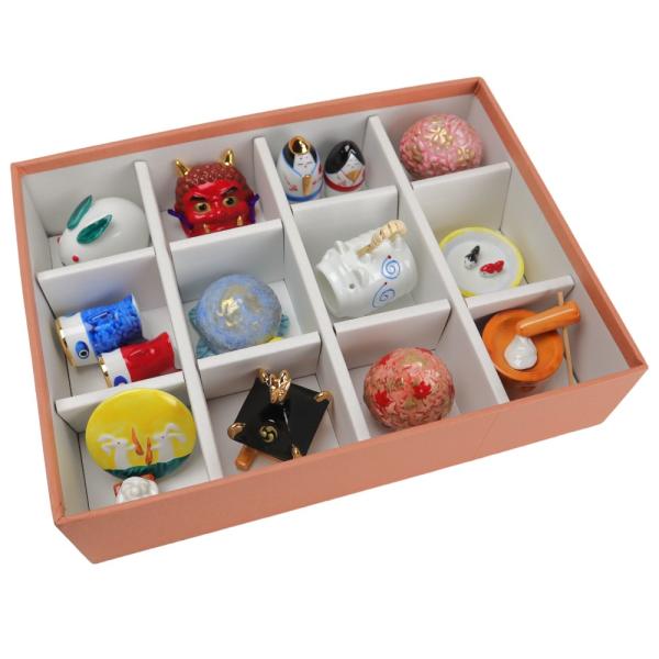 季節の飾りがセットになった箱入りの商品です。自分で飾っても、贈り物にもステキです。サイズ: 高さ 2〜6cm生産:日本陶器 化粧箱入りこちらは当店の在庫品です。