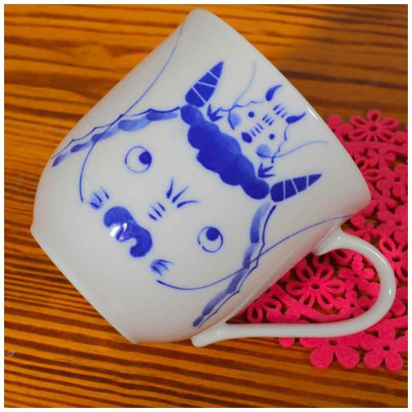 親子の干支の動物が描かれたマグカップ。今年の干支のお茶碗を使って運気向上とするか、自分の生まれ年の干支のお茶碗を使って愛着心とするかあなたのお好みに合わせてみてください。箱入りなので町内会などで粗品として皆さんに配るのもいいですね。サイズ:...