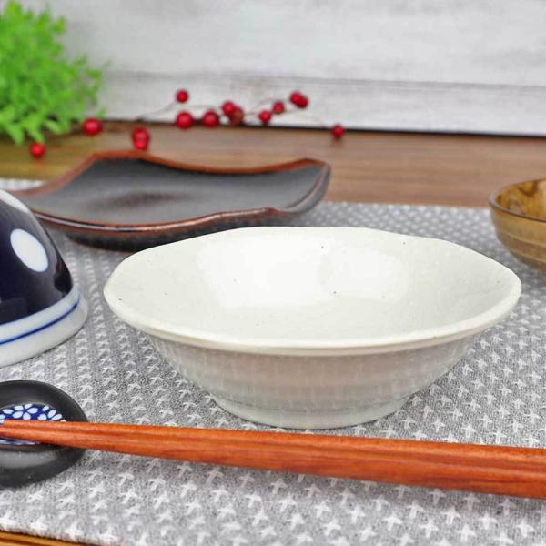 一人分のお漬け物や、タレ皿、珍味などに最適な小さめ小鉢です。小さいですが深さがあるのでこぼれにくく、思いのほかたくさん入ります。シンプルでどんな食材にも合う人気の雪粉引シリーズ。業務用に、家庭用にぜひお求めください。サイズ: 直径 11x高...