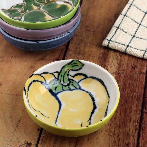 絵手紙風のお野菜が描かれた小鉢です。醤油、ポン酢などのタレ皿に。お新香や梅干しなどのちょっとしたもののお皿に。日本らしい食卓をお楽しみください。サイズ: 直径 9.4x高さ 3.2cm生産:日本 美濃焼磁器こちらはメーカー在庫余剰による特売...