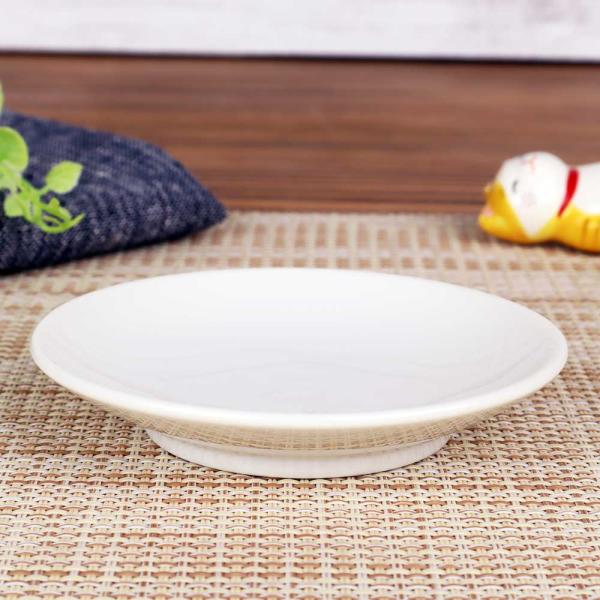 一人分のお漬け物や、お刺身・お寿司の醤油皿、餃子などのタレ皿に最適な小皿です。業務用に、家庭用にぜひお求めください。サイズ: 直径 9x高さ 1.7cm生産:日本磁器こちらはメーカー在庫余剰による特売品です。そのためほとんどが一級品ですが全...