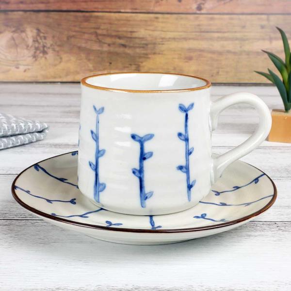 素敵な和のコーヒー碗皿です。鉄粉や釉薬のむら、小さなピンホール、触って痛くない程度の突起など、アウトレットの症状が見られるため、お得な価格でご提供します。自分で使う分にはまったく問題の無いコーヒーカップ＆ソーサーのため、廃棄するのはとてもも...